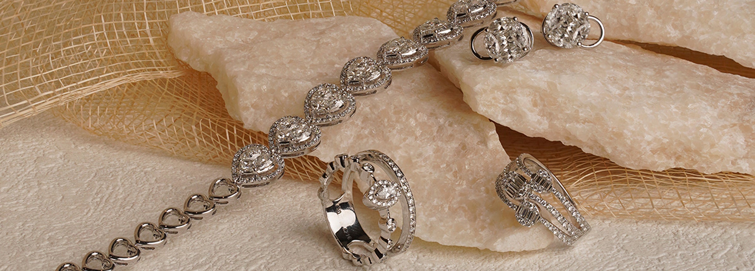 Illusion Setting vs. Traditional Diamond Setting: Understanding the Di